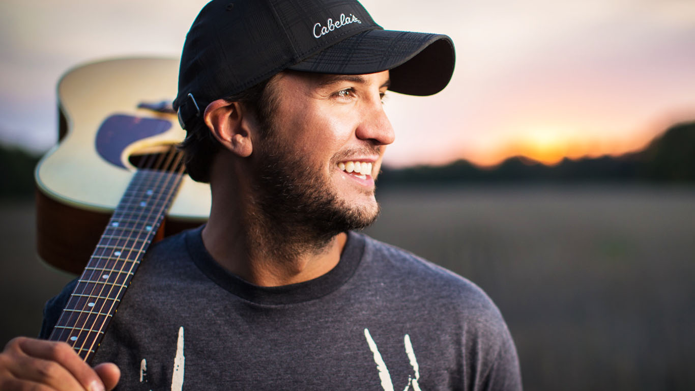 THIS Famous Country Singer Uses His Muscles To Help Out Stranded Police ...