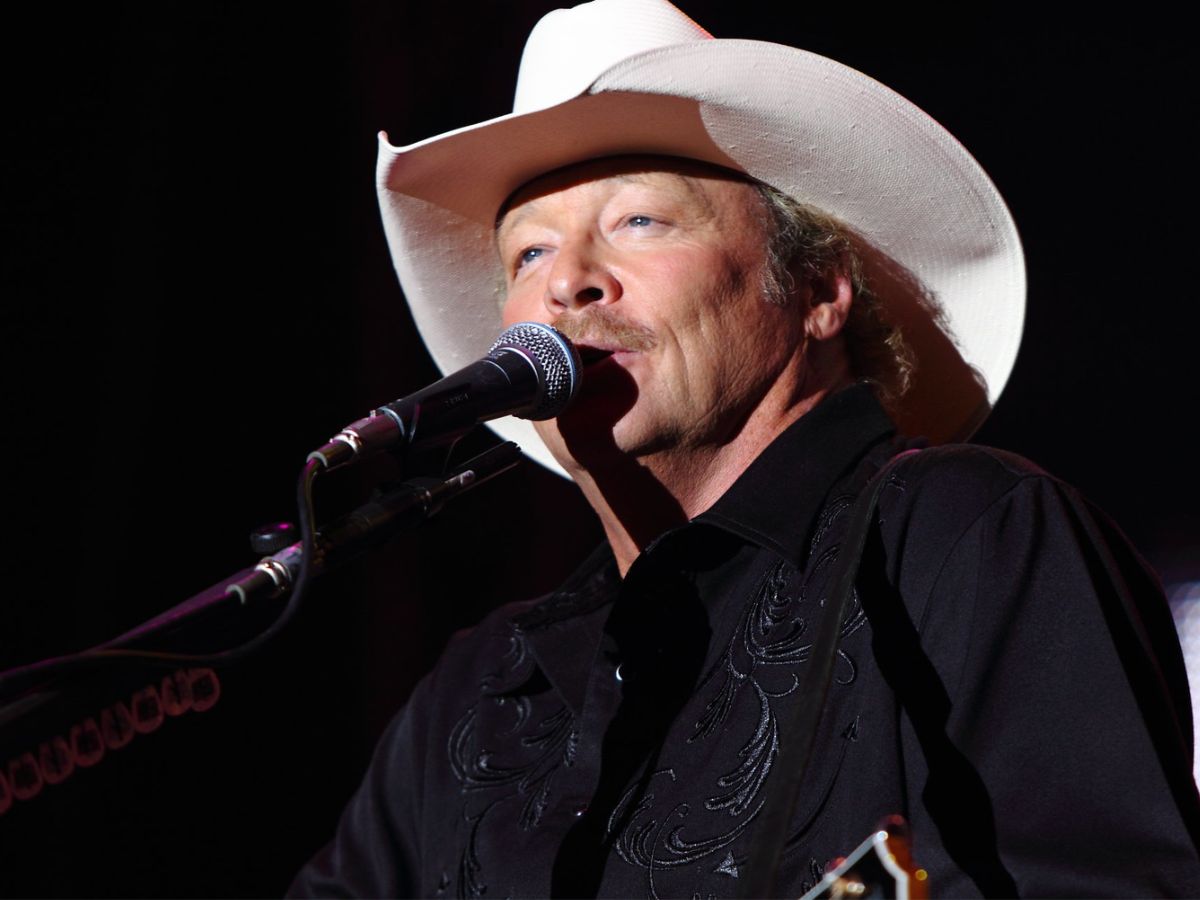 Alan Jackson Wins Lifetime Achievement Award at ACMs